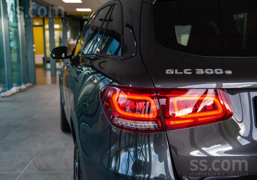 Black Mercedes-Benz GLC 300 2021 in Cesis, with an engine capacity of 2.00 L and mileage of 93 thousand km for 32900 €, photo 11 on AUTOMOTO.COM.LV