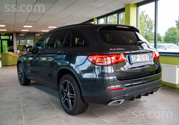 Melns Mercedes-Benz GLC 300 2021 Cēsis, ar dzinēja tilpumu 2.00 L un nobraukumu 93 tūkst. km par 32900 €, foto 4 vietnē AUTOMOTO.COM.LV