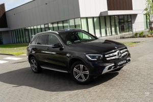 Melns Mercedes-Benz GLC 300 2021 Viļņa, ar dzinēja tilpumu 1.99 L un nobraukumu 38 tūkst. km par 27800 €, foto  vietnē AUTOMOTO.COM.LV