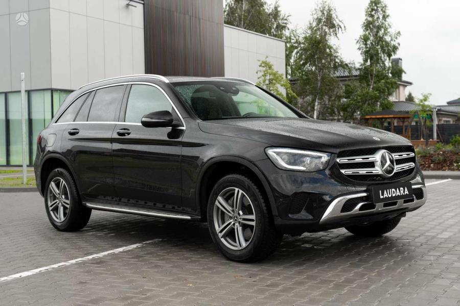 Черный Мерседес GLC 300 2021 в Вильнюс, объемом двигателя 1.99 л и пробегом 38 тыс. км за 27800 €, фото 3 на AUTOMOTO.COM.LV