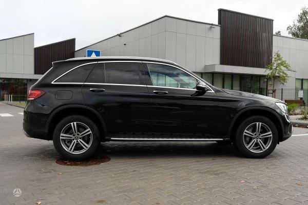 Melns Mercedes-Benz GLC 300 2021 Viļņa, ar dzinēja tilpumu 1.99 L un nobraukumu 38 tūkst. km par 27800 €, foto 4 vietnē AUTOMOTO.COM.LV