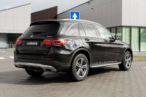 Melns Mercedes-Benz GLC 300 2021 Viļņa, ar dzinēja tilpumu 1.99 L un nobraukumu 38 tūkst. km par 27800 €, foto 5 vietnē AUTOMOTO.COM.LV