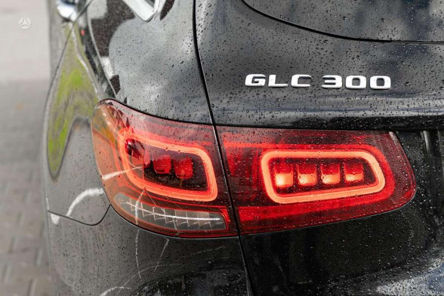 Черный Мерседес GLC 300 2021 в Вильнюс, объемом двигателя 1.99 л и пробегом 38 тыс. км за 27800 €, фото 7 на AUTOMOTO.COM.LV