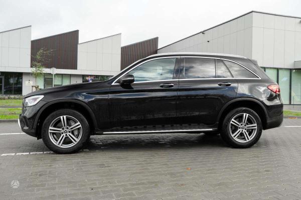 Melns Mercedes-Benz GLC 300 2021 Viļņa, ar dzinēja tilpumu 1.99 L un nobraukumu 38 tūkst. km par 27800 €, foto 9 vietnē AUTOMOTO.COM.LV