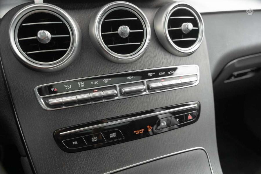 Черный Мерседес GLC 300 2021 в Вильнюс, объемом двигателя 1.99 л и пробегом 38 тыс. км за 27800 €, фото 30 на AUTOMOTO.COM.LV