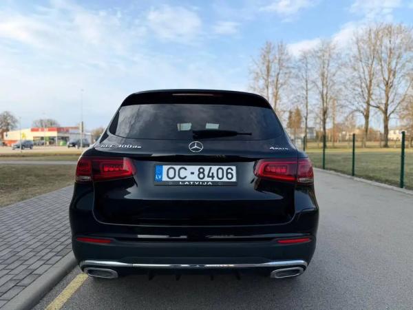 Black Mercedes-Benz GLC 300 2022 in Jekabpils, with an engine capacity of 2.00 L and mileage of 210 thousand km for 28000 €, photo 3 on AUTOMOTO.COM.LV