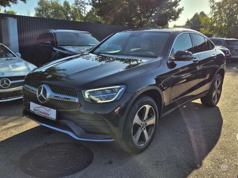 Melns Mercedes-Benz GLC 300 2022 Viļņa, ar dzinēja tilpumu 1.99 L un nobraukumu 71 tūkst. km par 30000 €, foto 4 vietnē AUTOMOTO.COM.LV