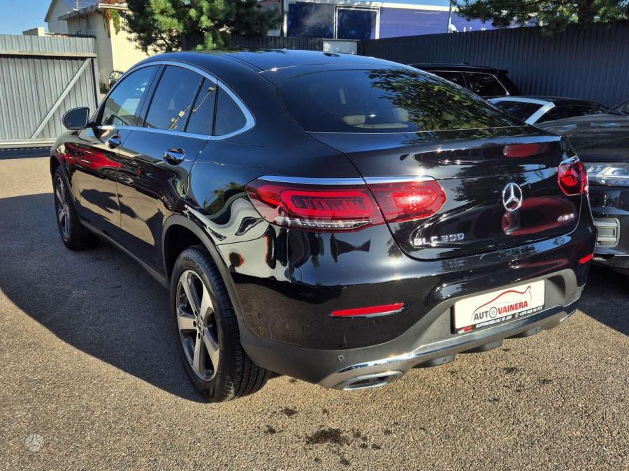 Melns Mercedes-Benz GLC 300 2022 Viļņa, ar dzinēja tilpumu 1.99 L un nobraukumu 71 tūkst. km par 30000 €, foto 5 vietnē AUTOMOTO.COM.LV