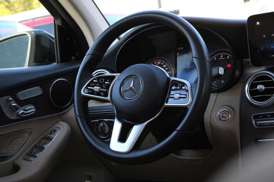 Melns Mercedes-Benz GLC 300 2022 Viļņa, ar dzinēja tilpumu 1.99 L un nobraukumu 71 tūkst. km par 30000 €, foto 16 vietnē AUTOMOTO.COM.LV