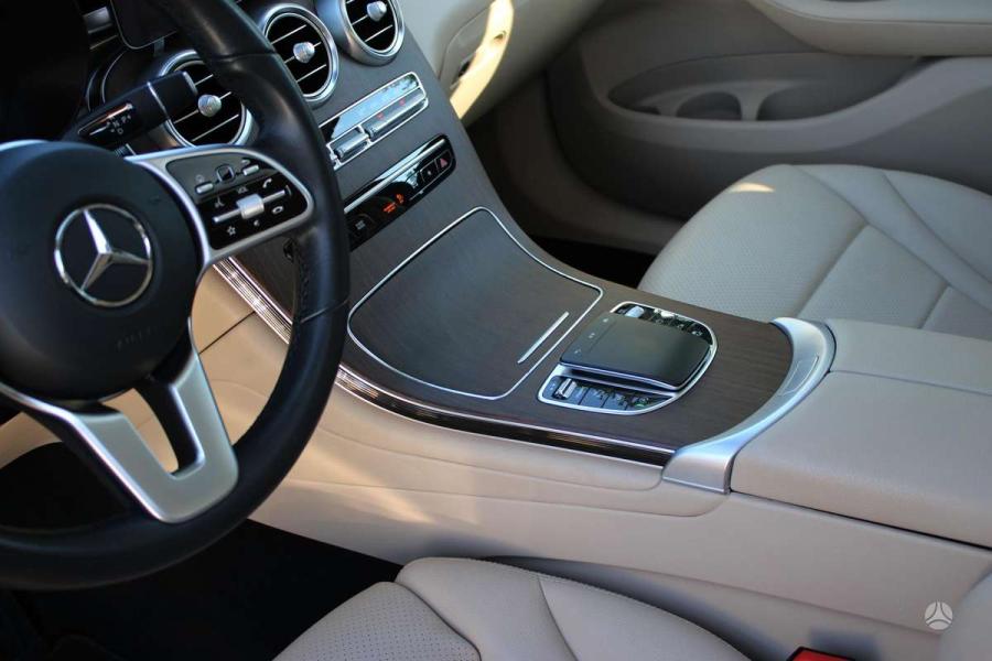 Melns Mercedes-Benz GLC 300 2022 Viļņa, ar dzinēja tilpumu 1.99 L un nobraukumu 71 tūkst. km par 30000 €, foto 24 vietnē AUTOMOTO.COM.LV