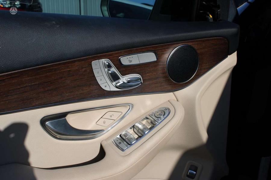Melns Mercedes-Benz GLC 300 2022 Viļņa, ar dzinēja tilpumu 1.99 L un nobraukumu 71 tūkst. km par 30000 €, foto 26 vietnē AUTOMOTO.COM.LV