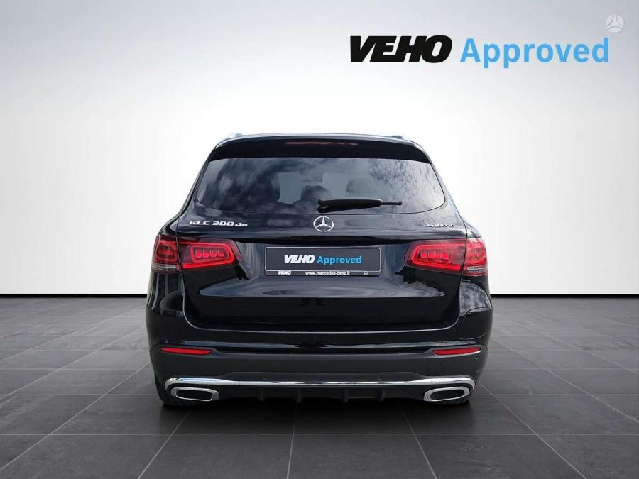 Melns Mercedes-Benz GLC 300 2022 Klaipėda, ar dzinēja tilpumu 1.95 L un nobraukumu 159 tūkst. km par 33900 €, foto 5 vietnē AUTOMOTO.COM.LV