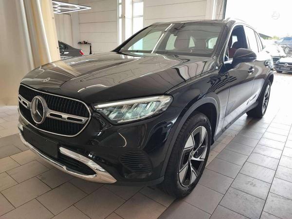 Melns Mercedes-Benz GLC 300 2023 Viļņa, ar dzinēja tilpumu 2.00 L un nobraukumu 110 tūkst. km par 42666 €, foto 1 vietnē AUTOMOTO.COM.LV