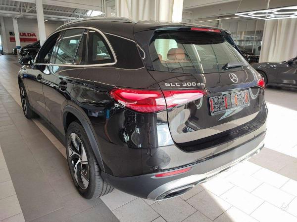 Melns Mercedes-Benz GLC 300 2023 Viļņa, ar dzinēja tilpumu 2.00 L un nobraukumu 110 tūkst. km par 42666 €, foto 4 vietnē AUTOMOTO.COM.LV
