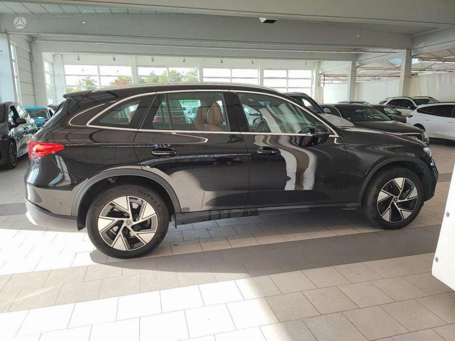 Melns Mercedes-Benz GLC 300 2023 Viļņa, ar dzinēja tilpumu 2.00 L un nobraukumu 110 tūkst. km par 42666 €, foto 20 vietnē AUTOMOTO.COM.LV