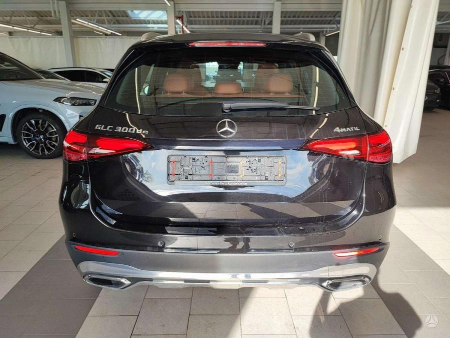 Melns Mercedes-Benz GLC 300 2023 Viļņa, ar dzinēja tilpumu 2.00 L un nobraukumu 110 tūkst. km par 42666 €, foto 22 vietnē AUTOMOTO.COM.LV