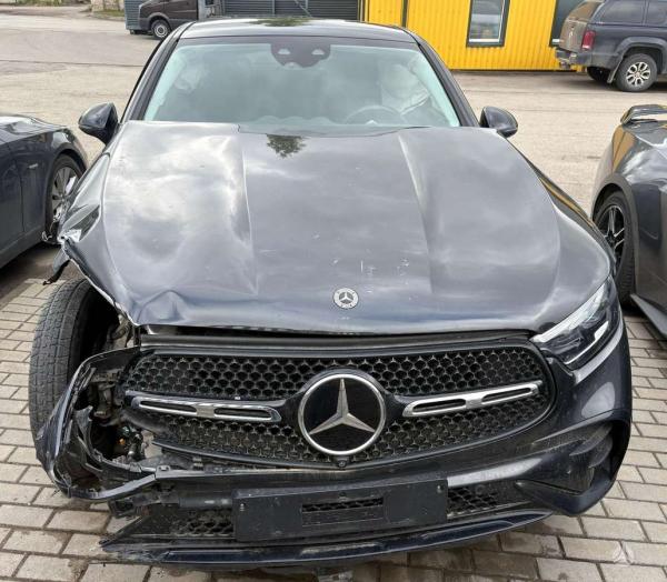 Melns Mercedes-Benz GLC 300 2024 Šauļi, ar dzinēja tilpumu 1.93 L un nobraukumu 29 tūkst. km par 36900 €, foto 3 vietnē AUTOMOTO.COM.LV