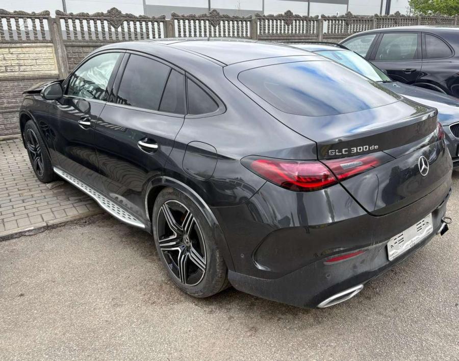 Black Mercedes-Benz GLC 300 2024 in Siauliai, with an engine capacity of 1.93 L and mileage of 29 thousand km for 36900 €, photo 6 on AUTOMOTO.COM.LV