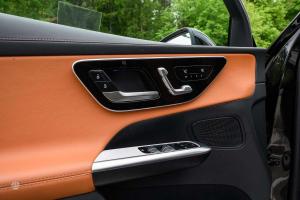 Melns Mercedes-Benz GLC 300 2024 Viļņa, ar dzinēja tilpumu 2.00 L un nobraukumu 20 tūkst. km par 51990 €, foto 17 vietnē AUTOMOTO.COM.LV