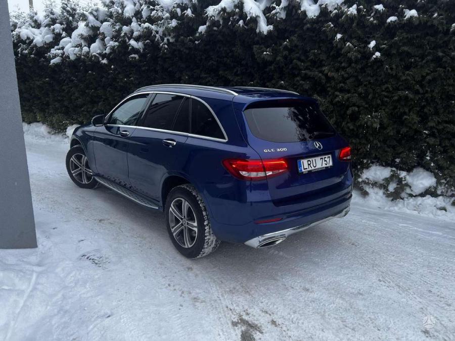 Blue Mercedes-Benz GLC 300 2018 in Kaunas, with an engine capacity of 1.99 L and mileage of 124 thousand km for 19300 €, photo 1 on AUTOMOTO.COM.LV