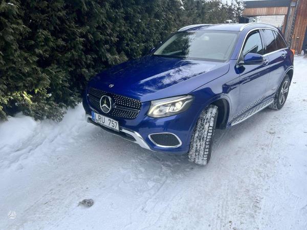 Blue Mercedes-Benz GLC 300 2018 in Kaunas, with an engine capacity of 1.99 L and mileage of 124 thousand km for 19300 €, photo 2 on AUTOMOTO.COM.LV
