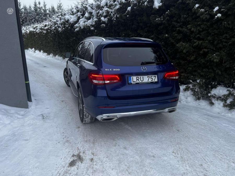 Blue Mercedes-Benz GLC 300 2018 in Kaunas, with an engine capacity of 1.99 L and mileage of 124 thousand km for 19300 €, photo 4 on AUTOMOTO.COM.LV