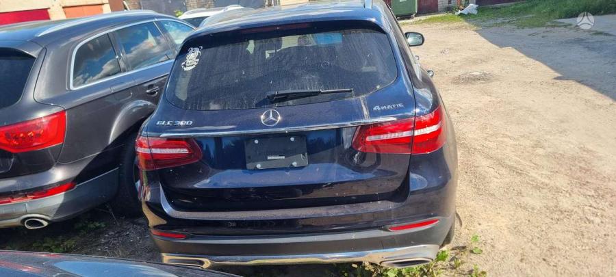 Zils Mercedes-Benz GLC 300 2018 Viļņa, ar dzinēja tilpumu 1.99 L un nobraukumu 170 tūkst. km par 9850 €, foto 3 vietnē AUTOMOTO.COM.LV