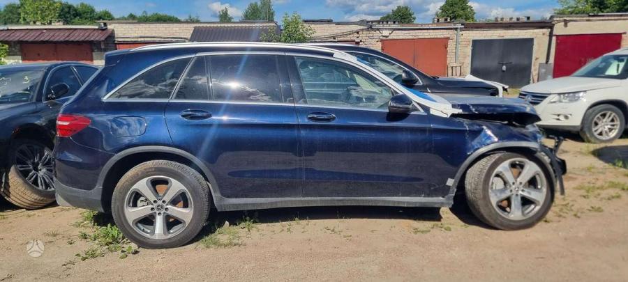 Zils Mercedes-Benz GLC 300 2018 Viļņa, ar dzinēja tilpumu 1.99 L un nobraukumu 170 tūkst. km par 9850 €, foto 5 vietnē AUTOMOTO.COM.LV