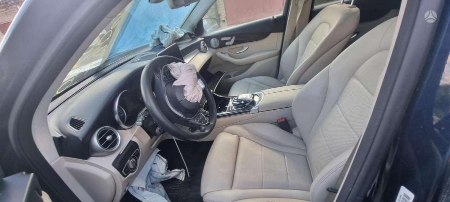 Zils Mercedes-Benz GLC 300 2018 Viļņa, ar dzinēja tilpumu 1.99 L un nobraukumu 170 tūkst. km par 9850 €, foto 11 vietnē AUTOMOTO.COM.LV