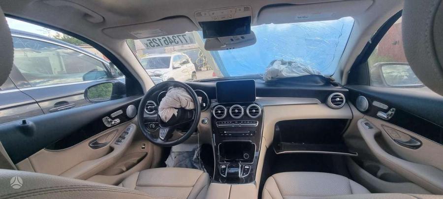 Zils Mercedes-Benz GLC 300 2018 Viļņa, ar dzinēja tilpumu 1.99 L un nobraukumu 170 tūkst. km par 9850 €, foto 12 vietnē AUTOMOTO.COM.LV