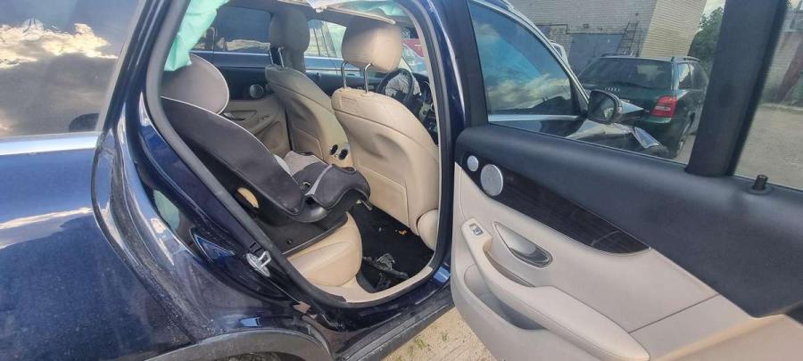 Zils Mercedes-Benz GLC 300 2018 Viļņa, ar dzinēja tilpumu 1.99 L un nobraukumu 170 tūkst. km par 9850 €, foto 13 vietnē AUTOMOTO.COM.LV