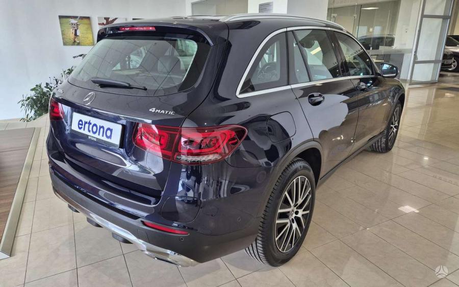 Zils Mercedes-Benz GLC 300 2020 Šauļi, ar dzinēja tilpumu 1.99 L un nobraukumu 96 tūkst. km par 29900 €, foto 5 vietnē AUTOMOTO.COM.LV