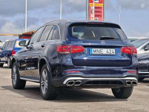 Blue Mercedes-Benz GLC 300 2021 in Vilnius, with an engine capacity of 1.99 L and mileage of 25 thousand km for 38900 €, photo 4 on AUTOMOTO.COM.LV