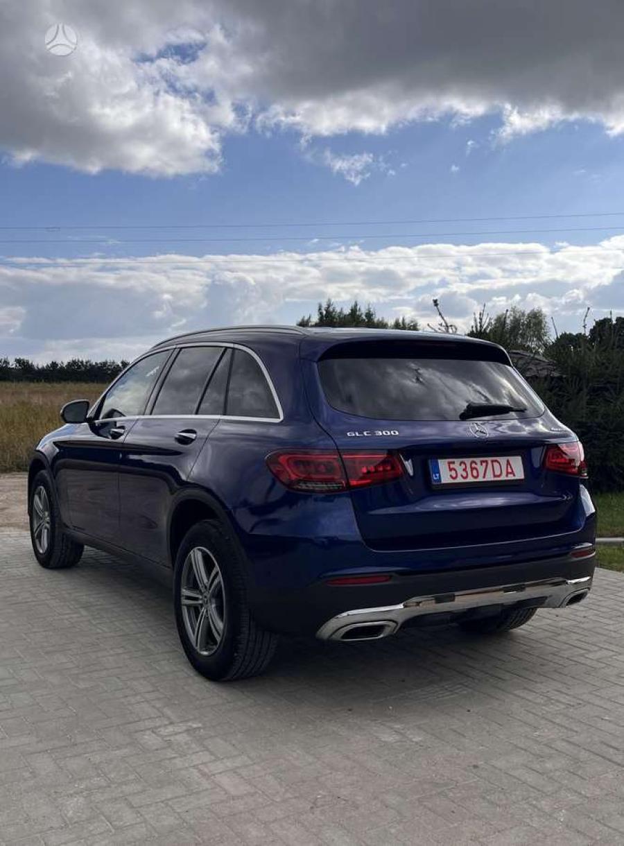Zils Mercedes-Benz GLC 300 2021 Šilutė, ar dzinēja tilpumu 1.99 L un nobraukumu 92 tūkst. km par 28999 €, foto 5 vietnē AUTOMOTO.COM.LV