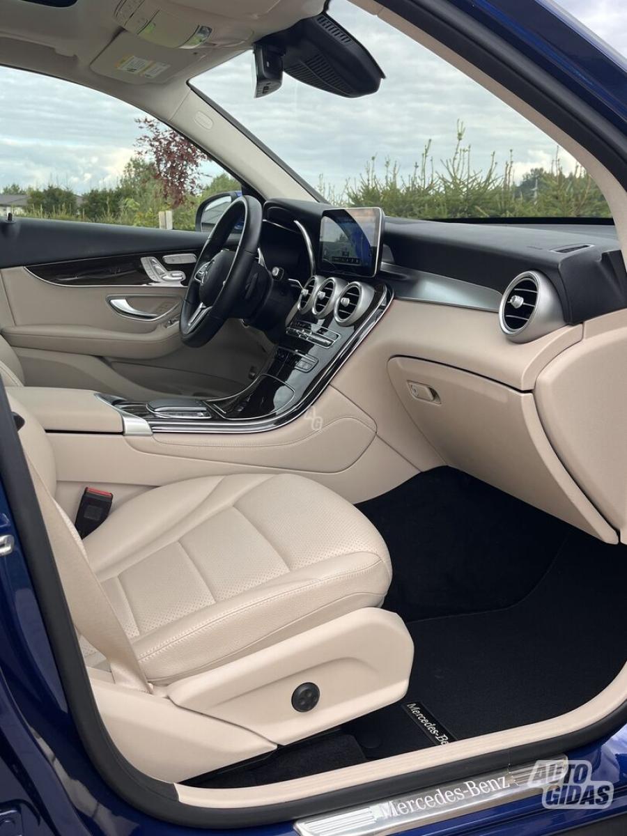 Blue Mercedes-Benz GLC 300 2021 in Silute, with an engine capacity of 2.00 L and mileage of 92 thousand km for 28999 €, photo 12 on AUTOMOTO.COM.LV