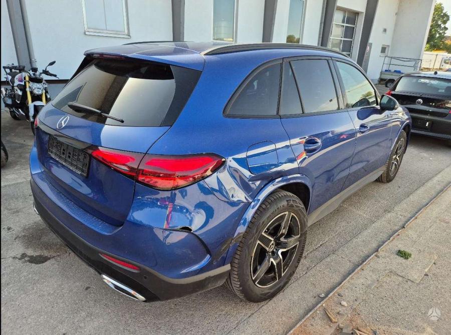 Zils Mercedes-Benz GLC 300 2025 Klaipėda, ar dzinēja tilpumu 1.99 L un nobraukumu 47 tūkst. km par 23100 €, foto 5 vietnē AUTOMOTO.COM.LV