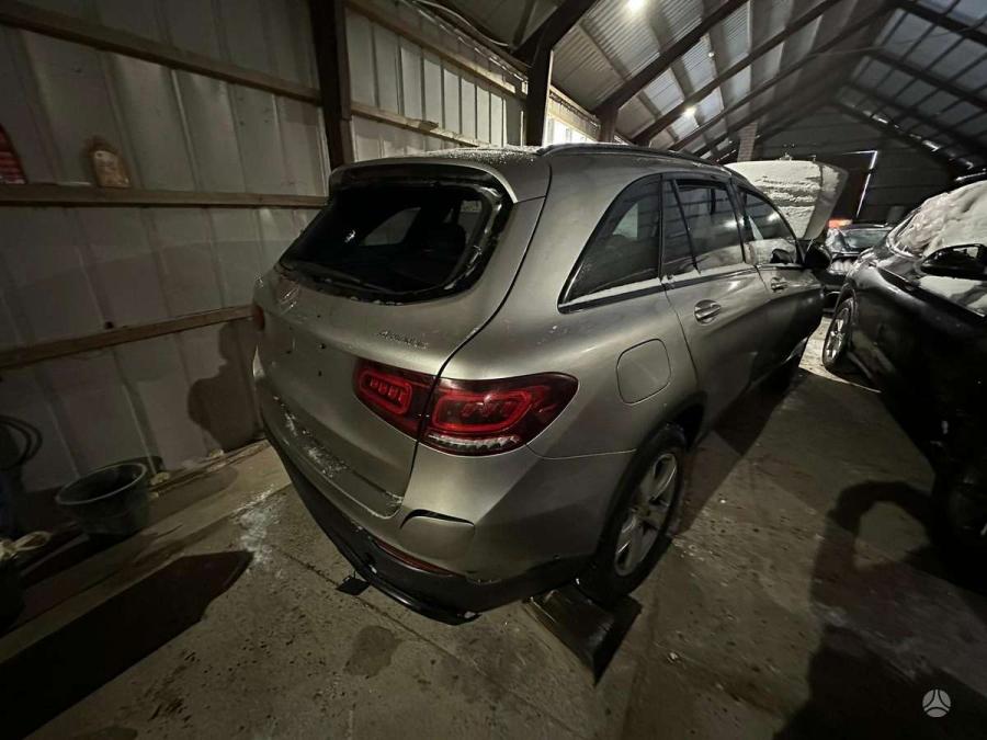 Brūns Mercedes-Benz GLC 300 2020 Klaipėda, ar dzinēja tilpumu 1.95 L un nobraukumu 104 tūkst. km par 9900 €, foto 3 vietnē AUTOMOTO.COM.LV
