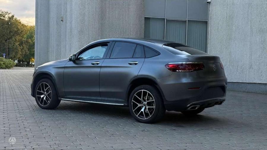 Grey Mercedes-Benz GLC 300 2019 in Vilnius, with an engine capacity of 1.95 L and mileage of 93 thousand km for 38000 €, photo 4 on AUTOMOTO.COM.LV