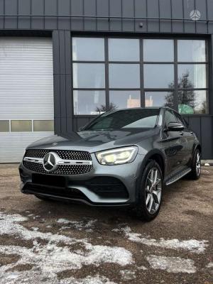 Pelēks Mercedes-Benz GLC 300 2020 Viļņa, ar dzinēja tilpumu 1.95 L un nobraukumu 74 tūkst. km par 40500 €, foto  vietnē AUTOMOTO.COM.LV