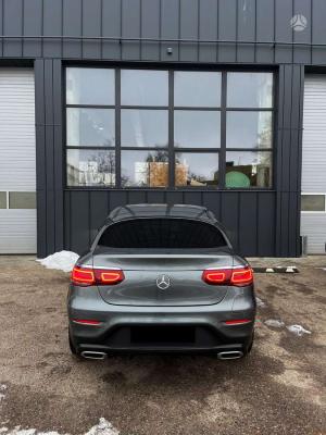 Grey Mercedes-Benz GLC 300 2020 in Vilnius, with an engine capacity of 1.95 L and mileage of 74 thousand km for 40500 €, photo 3 on AUTOMOTO.COM.LV