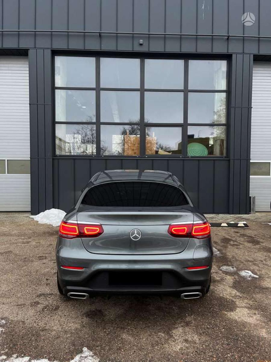 Grey Mercedes-Benz GLC 300 2020 in Vilnius, with an engine capacity of 1.95 L and mileage of 74 thousand km for 40500 €, photo 3 on AUTOMOTO.COM.LV