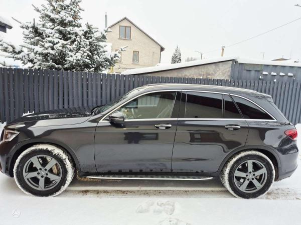 Pelēks Mercedes-Benz GLC 300 2020 Panevēža, ar dzinēja tilpumu 2.00 L un nobraukumu 90 tūkst. km par 34900 €, foto 1 vietnē AUTOMOTO.COM.LV