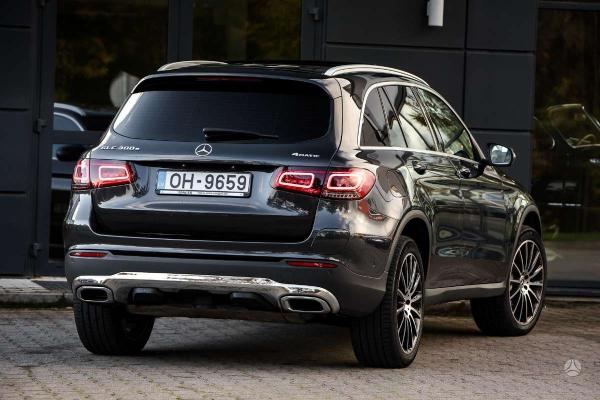 Pelēks Mercedes-Benz GLC 300 2020 Jelgava, ar dzinēja tilpumu 1.99 L un nobraukumu 130 tūkst. km par 34700 €, foto 8 vietnē AUTOMOTO.COM.LV