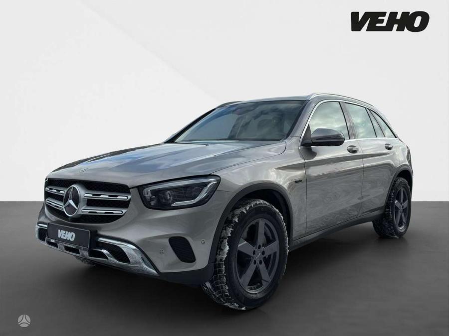 Grey Mercedes-Benz GLC 300 2020 in Vilnius, with an engine capacity of 1.99 L and mileage of 128 thousand km for 33900 €, photo 1 on AUTOMOTO.COM.LV