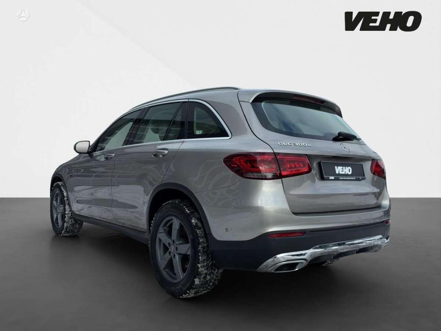 Grey Mercedes-Benz GLC 300 2020 in Vilnius, with an engine capacity of 1.99 L and mileage of 128 thousand km for 33900 €, photo 3 on AUTOMOTO.COM.LV