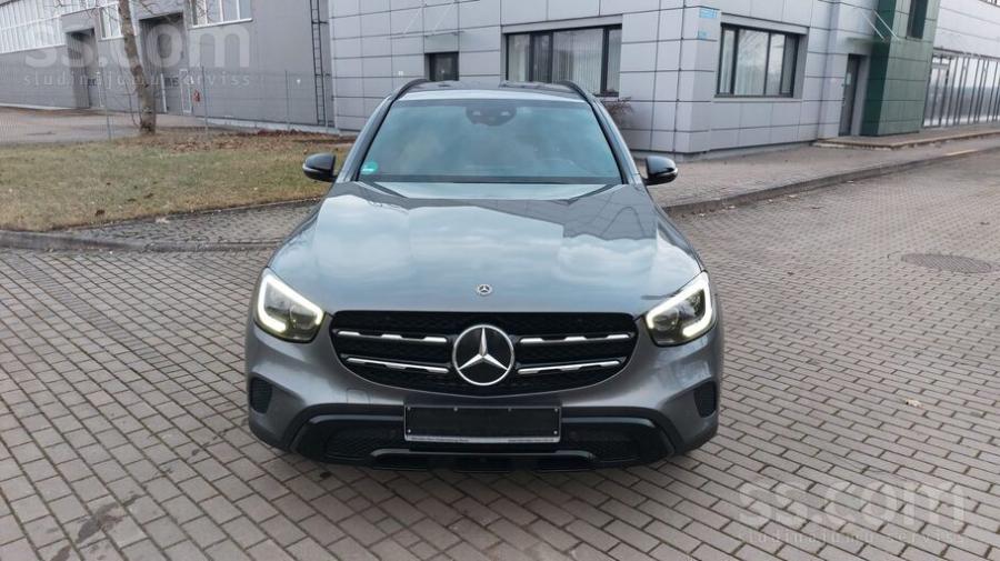 Grey Mercedes-Benz GLC 300 2020 in Tukums, with an engine capacity of 2.00 L and mileage of 183 thousand km for 28880 €, photo 2 on AUTOMOTO.COM.LV