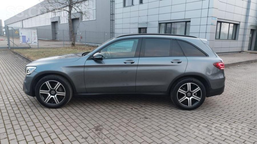 Grey Mercedes-Benz GLC 300 2020 in Tukums, with an engine capacity of 2.00 L and mileage of 183 thousand km for 28880 €, photo 4 on AUTOMOTO.COM.LV