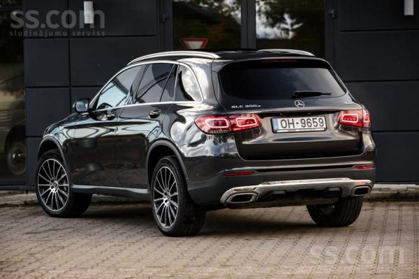 Grey Mercedes-Benz GLC 300 2020 in Riga, with an engine capacity of 2.00 L and mileage of 0 thousand km for 29800 €, photo 4 on AUTOMOTO.COM.LV