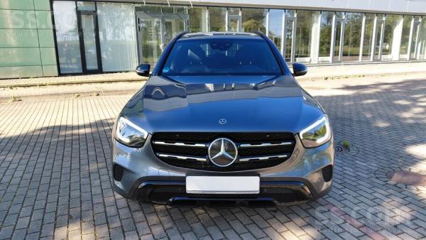 Grey Mercedes-Benz GLC 300 2020 in Tukums, with an engine capacity of 2.00 L and mileage of 184 thousand km for 27770 €, photo 2 on AUTOMOTO.COM.LV