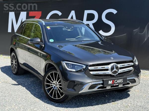 Grey Mercedes-Benz GLC 300 2020 in Riga, with an engine capacity of 2.00 L and mileage of 135 thousand km for 31990 €, photo 2 on AUTOMOTO.COM.LV